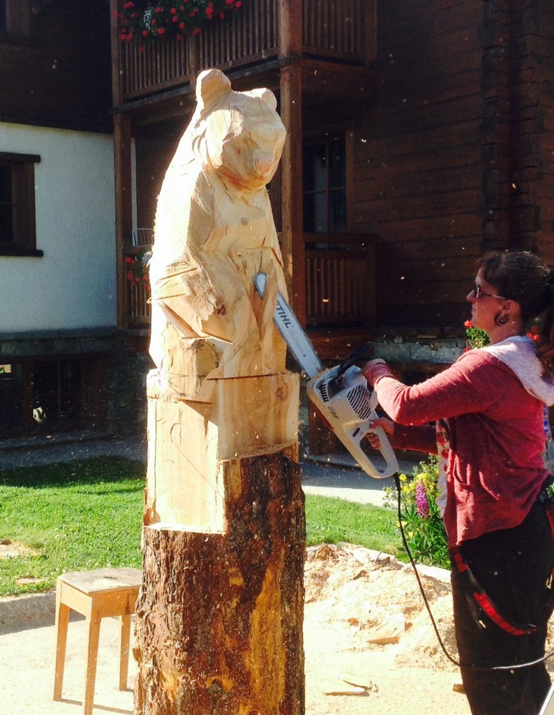 Sculpteure à la scie à chaîne! - Moulin La Lorraine | Centre d’art ...